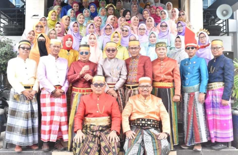 Keluarga Besar Disdik, Kompak Kenakan Baju Adat di Perayaan HUT Ke-415 Kota Makassar - BN Nasional