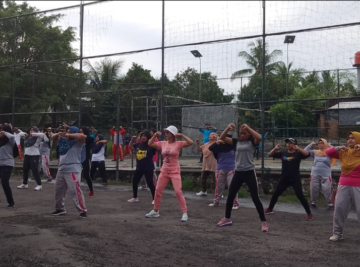 Rutin hadirkan instruktur senam, Kepala Desa Bunkate tingkatkan ... Rutin hadirkan instruktur senam, Kepala Desa Bunkate tingkatkan ...
