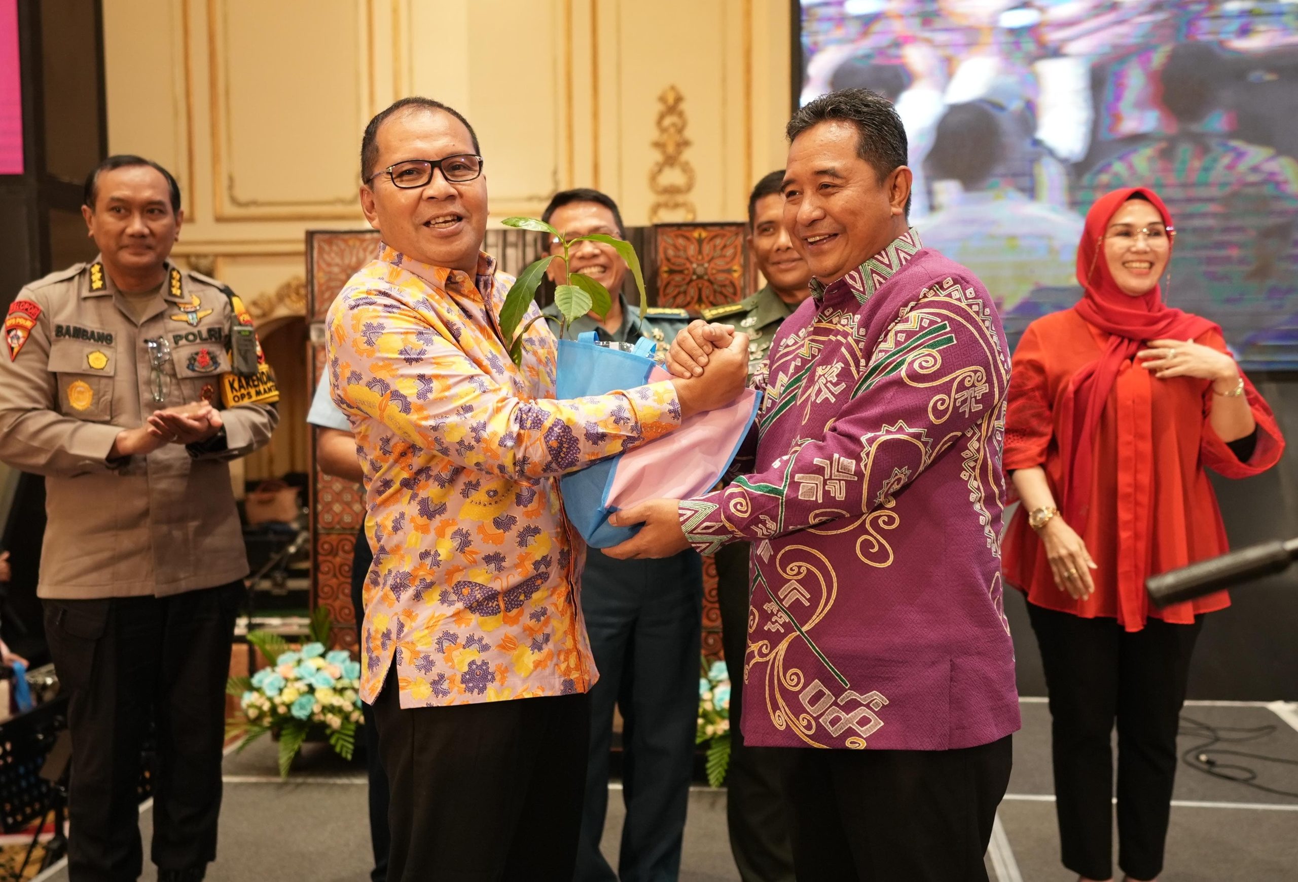 Wali Kota Danny dan Ribuan Umat Kristiani Serukan Pemilu Damai di Perayaan Natal Oikumene - BN ...