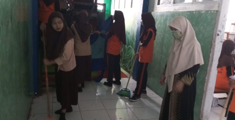 Pengaplikasian P5, UPT SPF SMPN 18 Makassar Gelar Kerja Bakti dan Gotong Royong - BN Nasional