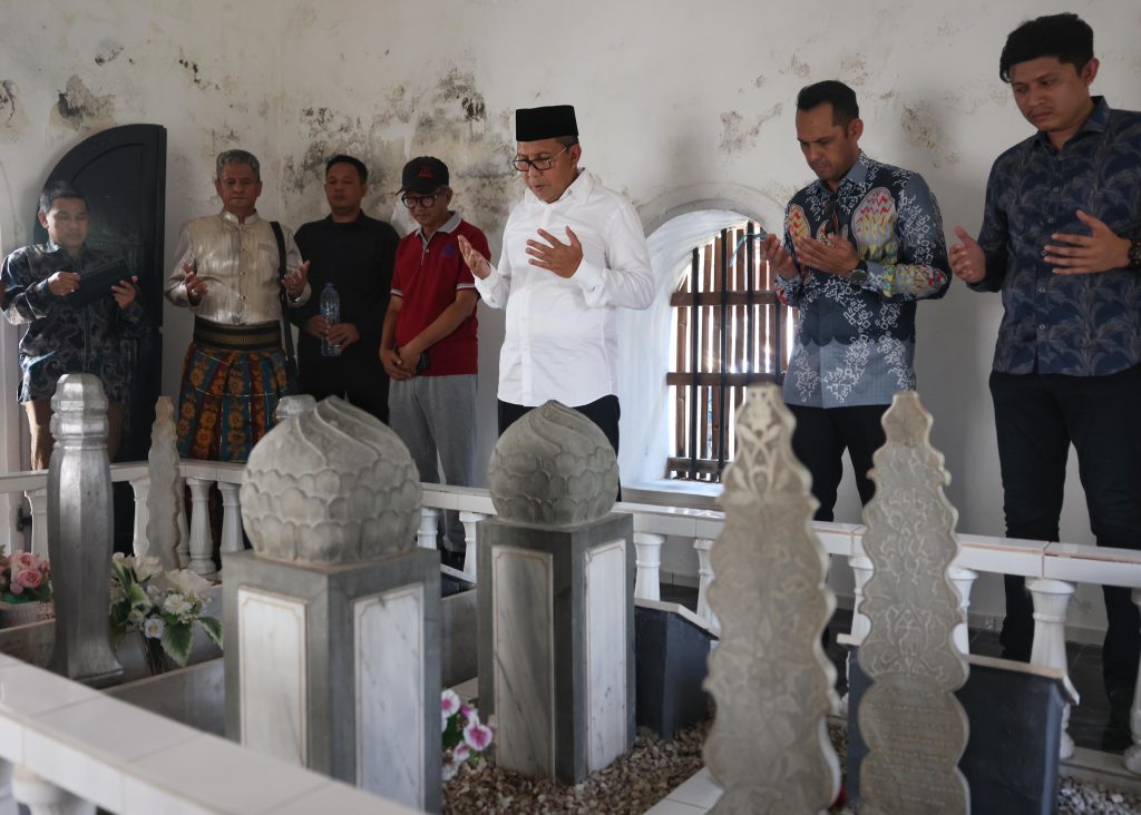 Danny Pomanto Ziarah ke Makam Ulama Besar Sulsel AGH Ambo Dalle di Mangkoso Barru - BN Nasional
