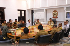 Bapenda Makassar Tertibkan Reklame Bandel - BN Nasional